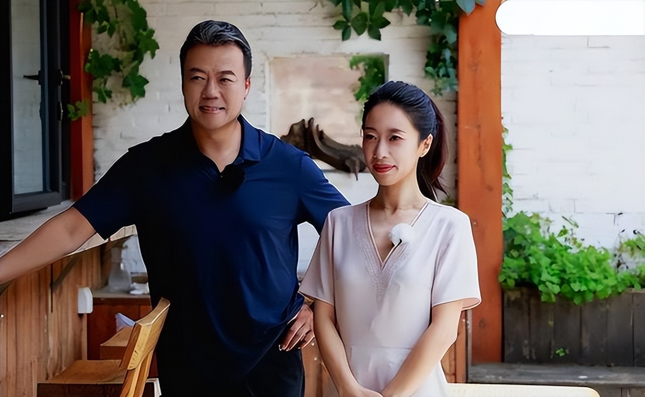 The 49-year-old ice legend Zhao Hongbo appeared after a long absence!Gray hair shows old age ...