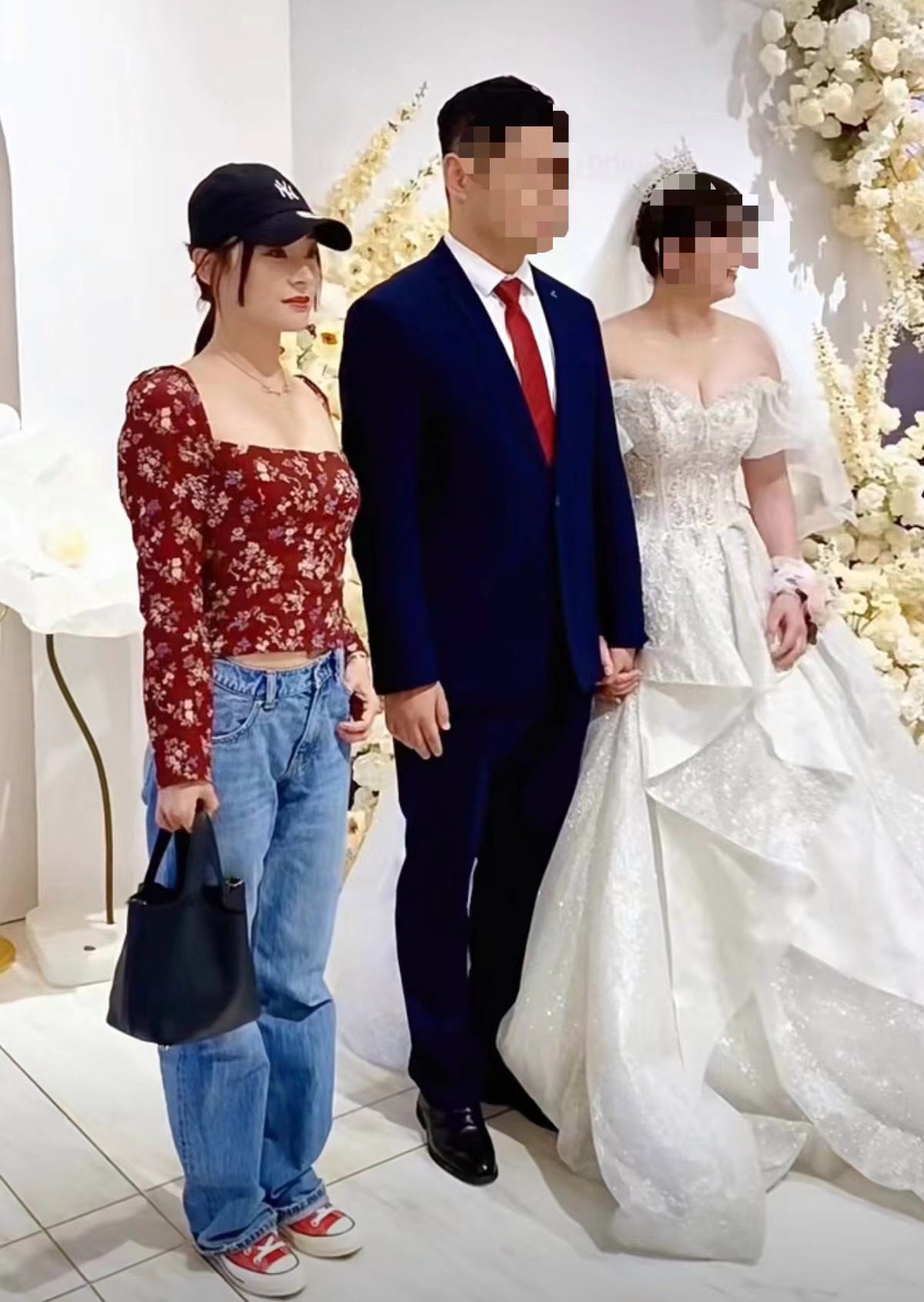 Yuan Shanshan went back to her hometown to attend her cousin's wedding ...
