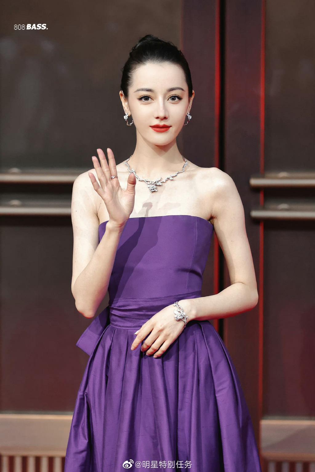 It's not a big deal for Di Lieba to chase away mosquitoes on the red ...