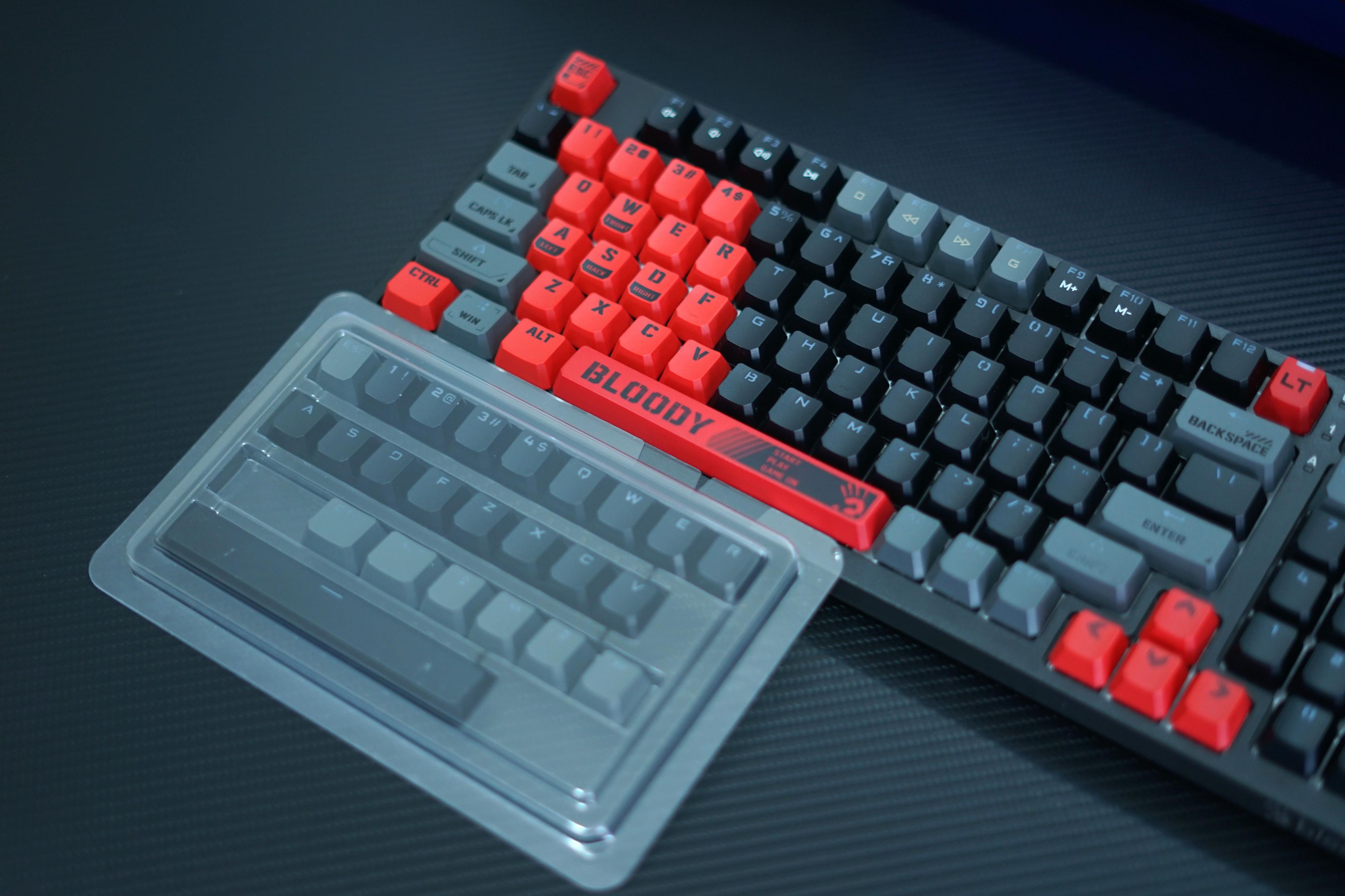 Three experiences with one keyboard? Shuangfeiyan bloody hand ghost 3 ...