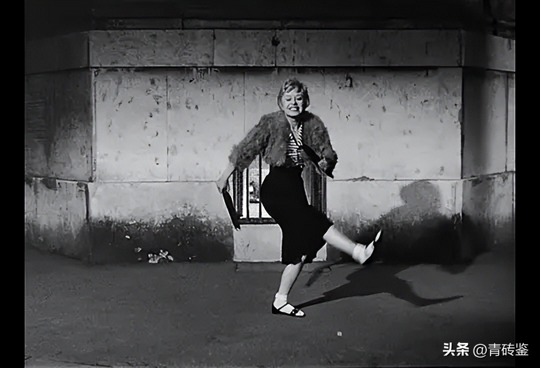 The interweaving of camera movement and color symbolism in the film ...