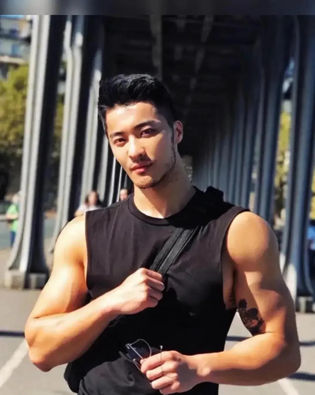 Fan Ye's handsome and handsome photo works, his appearance and wild body make us envious - iNEWS