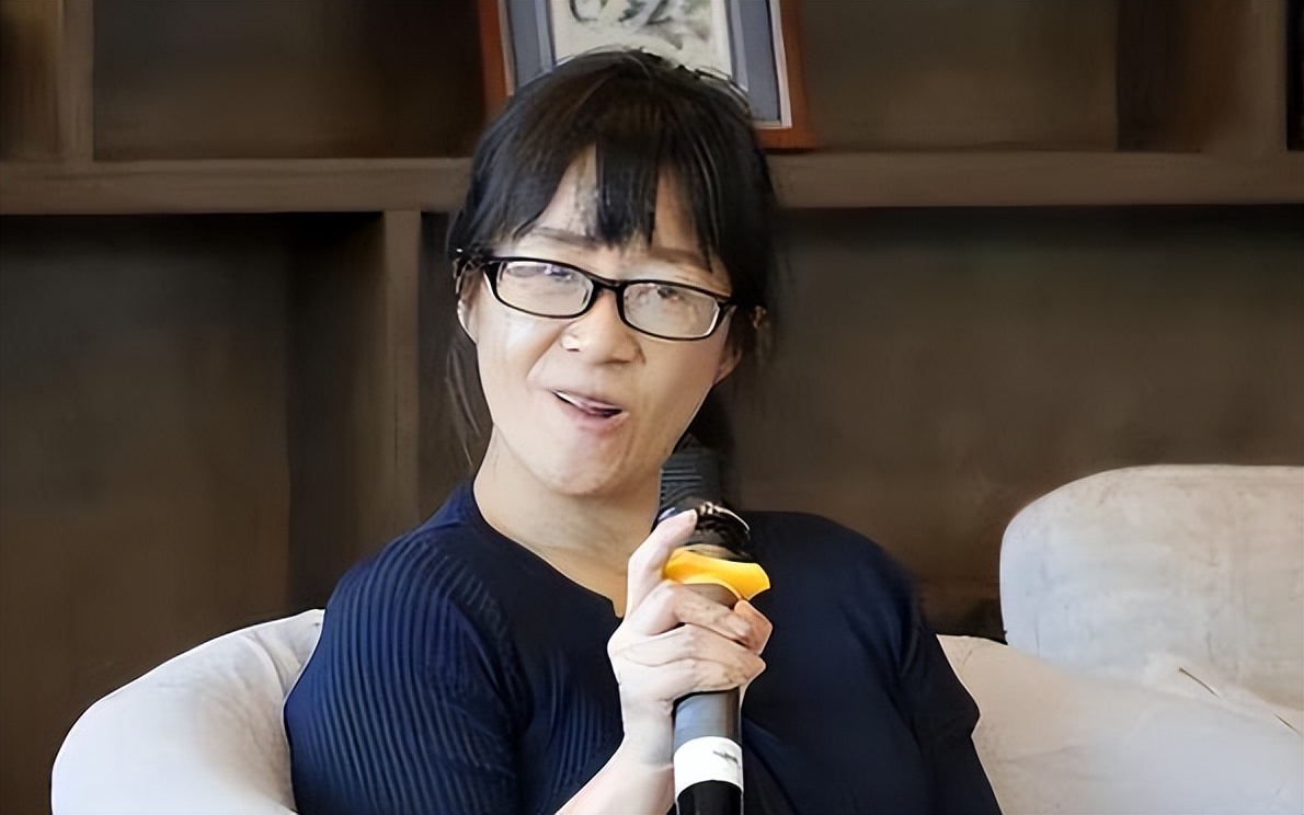 In love again?Yu Xiuhua and the man hold hands to watch the sea climb ...