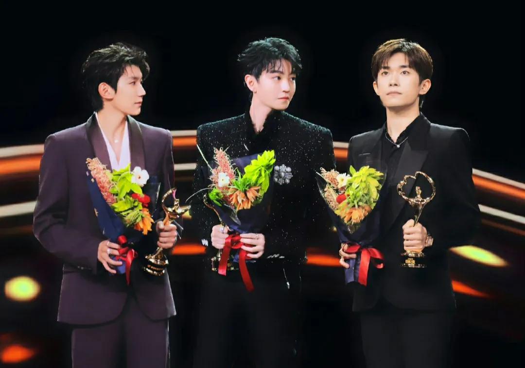 Weibo night is so embarrassing, TFBOYS is so close to the world, Deng ...