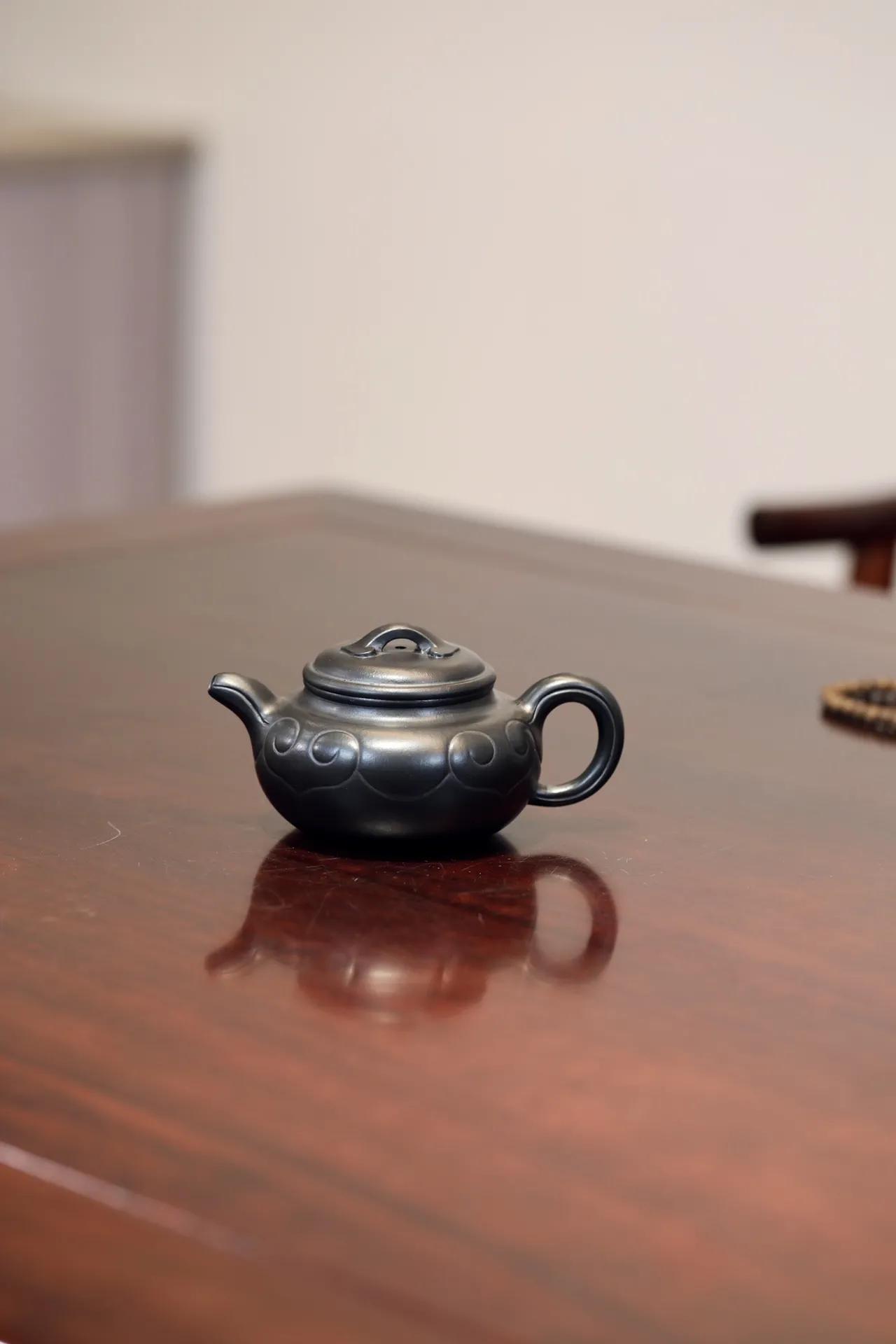 The purple clay teapot is made by hand, and the raw materials are easy ...
