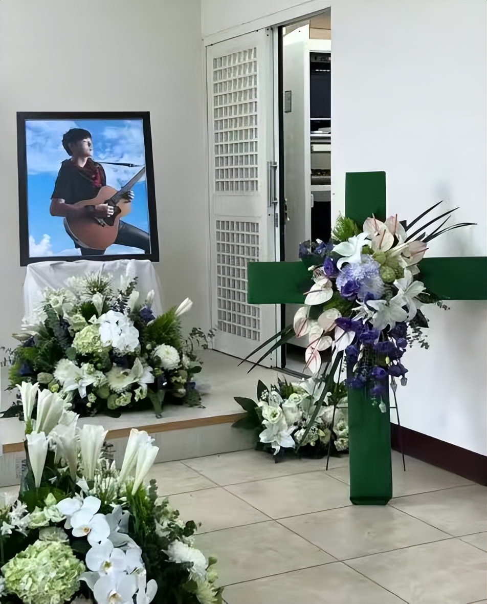 The famous singer died in a car accident at the age of 31. The scene ...