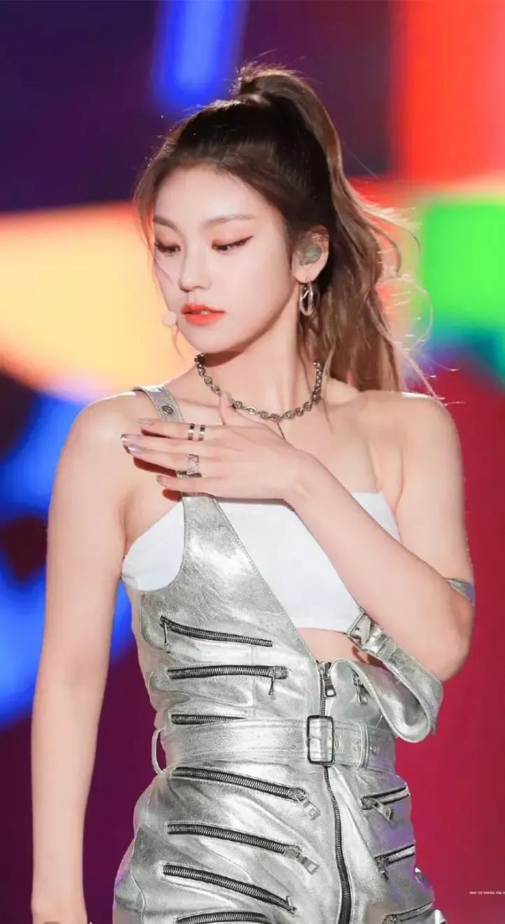 South Korean female singer Huang Lizhi - iNEWS