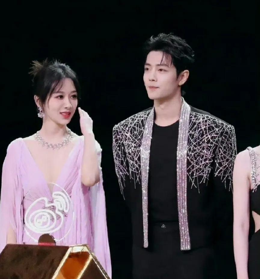 Weibo Night: Xiao Zhan Yang Zi smiles sweetly and spoils with a smile ...