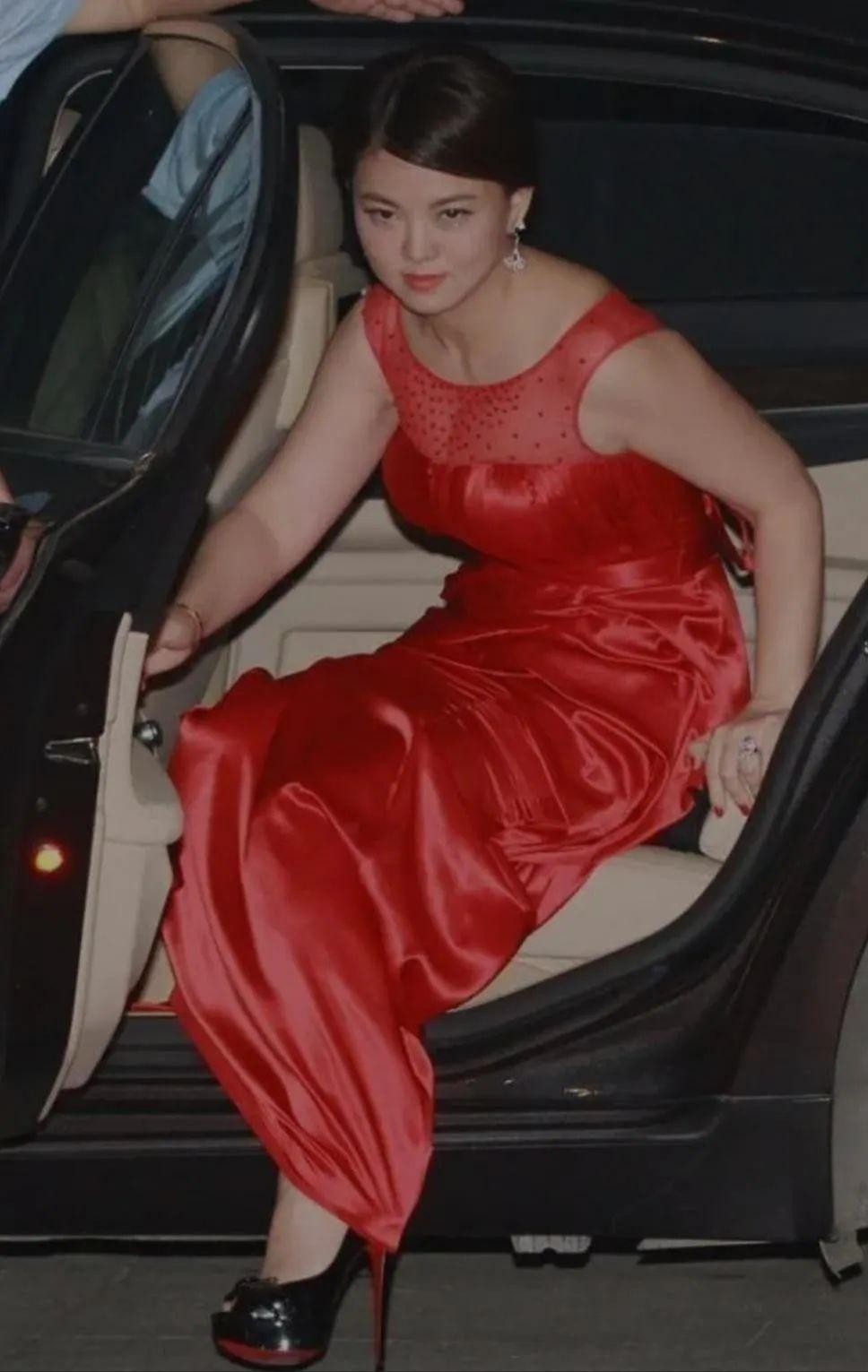 Li Xiang's figure is underestimated! Wearing a red silk dress with half ...