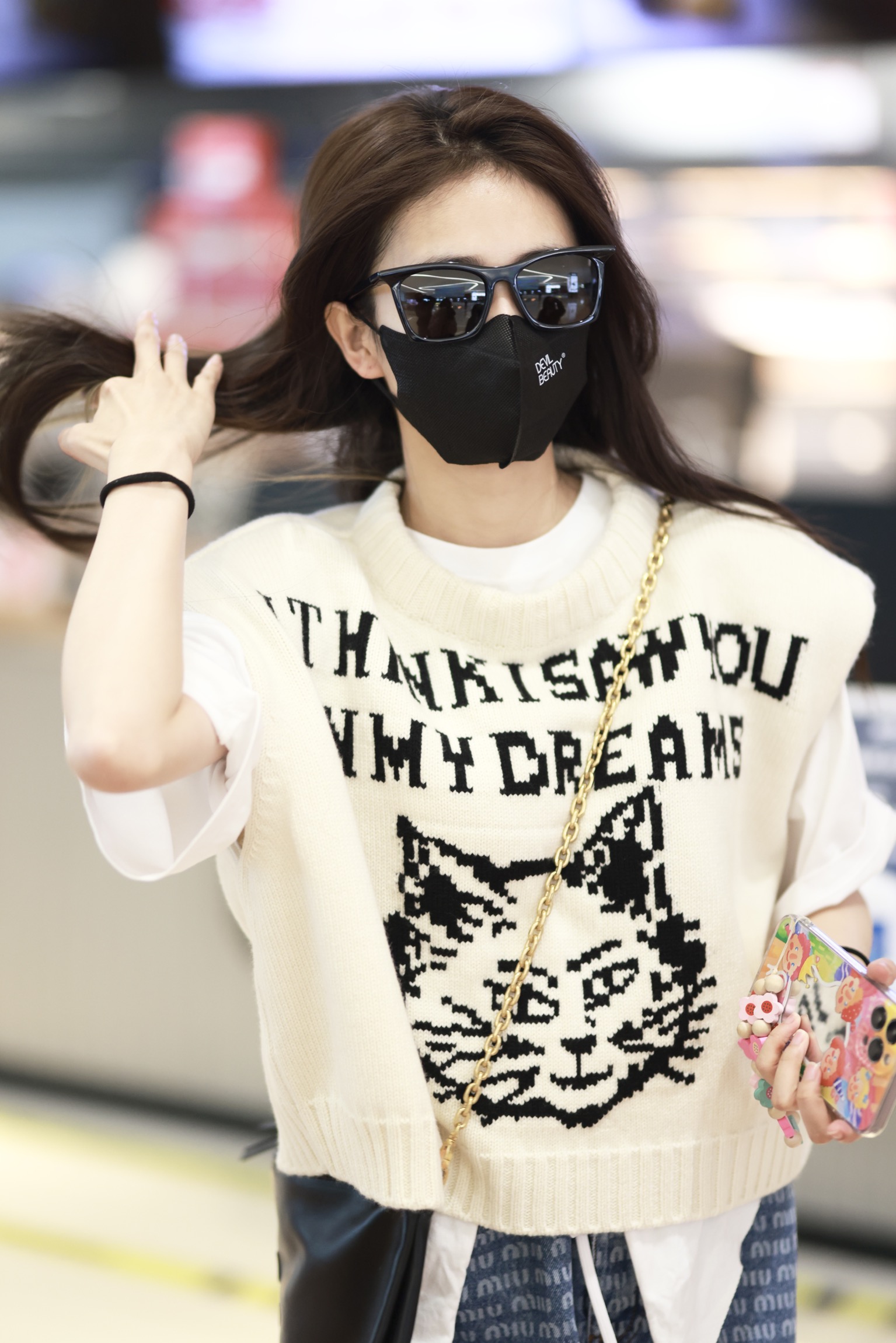 Bailu appeared at the airport fully armed, with flowing hair and ...