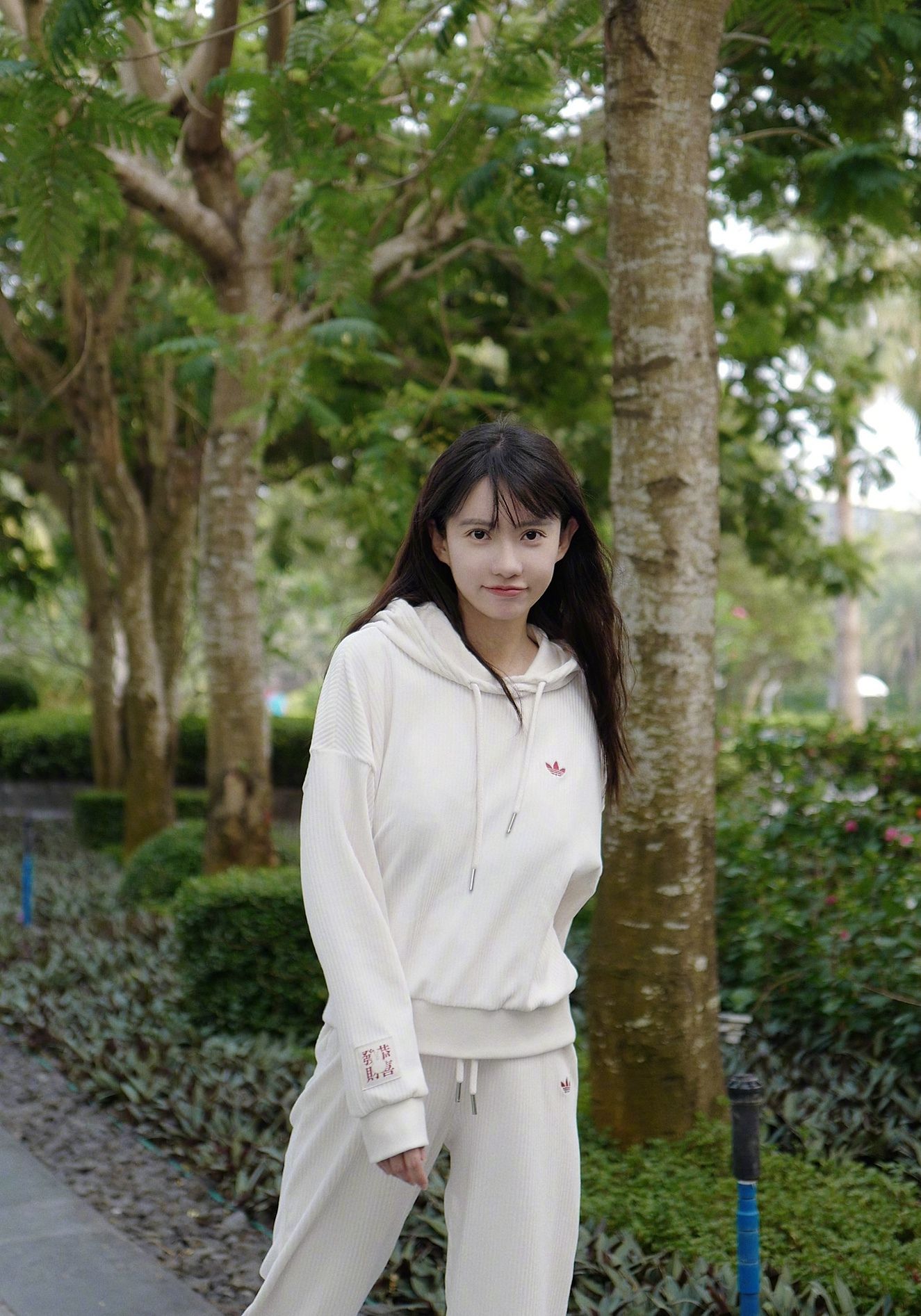 Liu Mengmeng white sportswear seaside elegant photo - iMedia