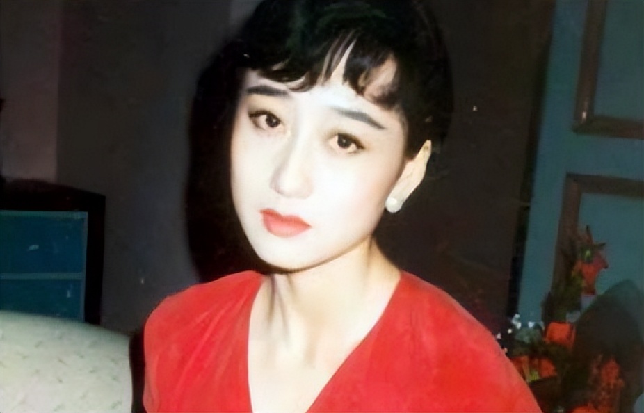 How beautiful was Lizhi back then? The photo of dancing with Stanley Ho ...