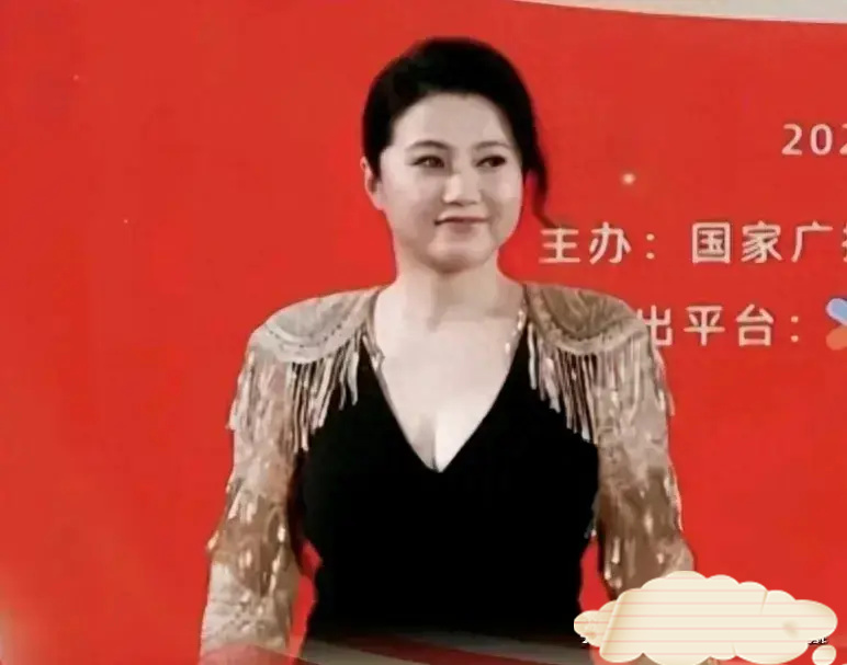 In the Feitian Awards, Yan Bingyan, sitting behind Tang Yan, showed the ...
