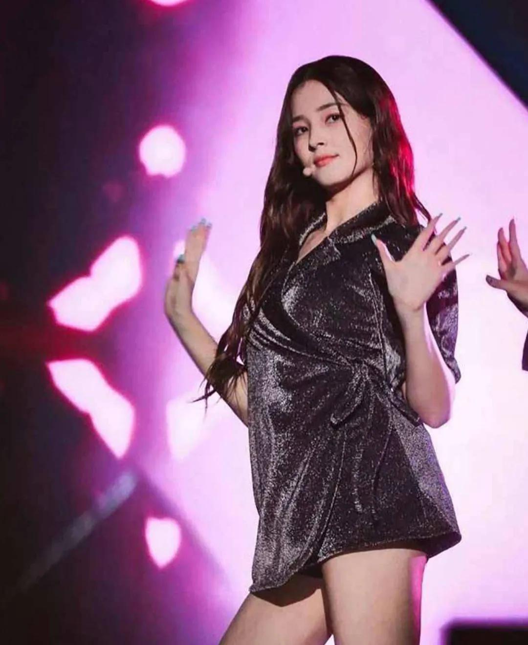 South Korean girl group member NANCY was secretly photographed changing ...