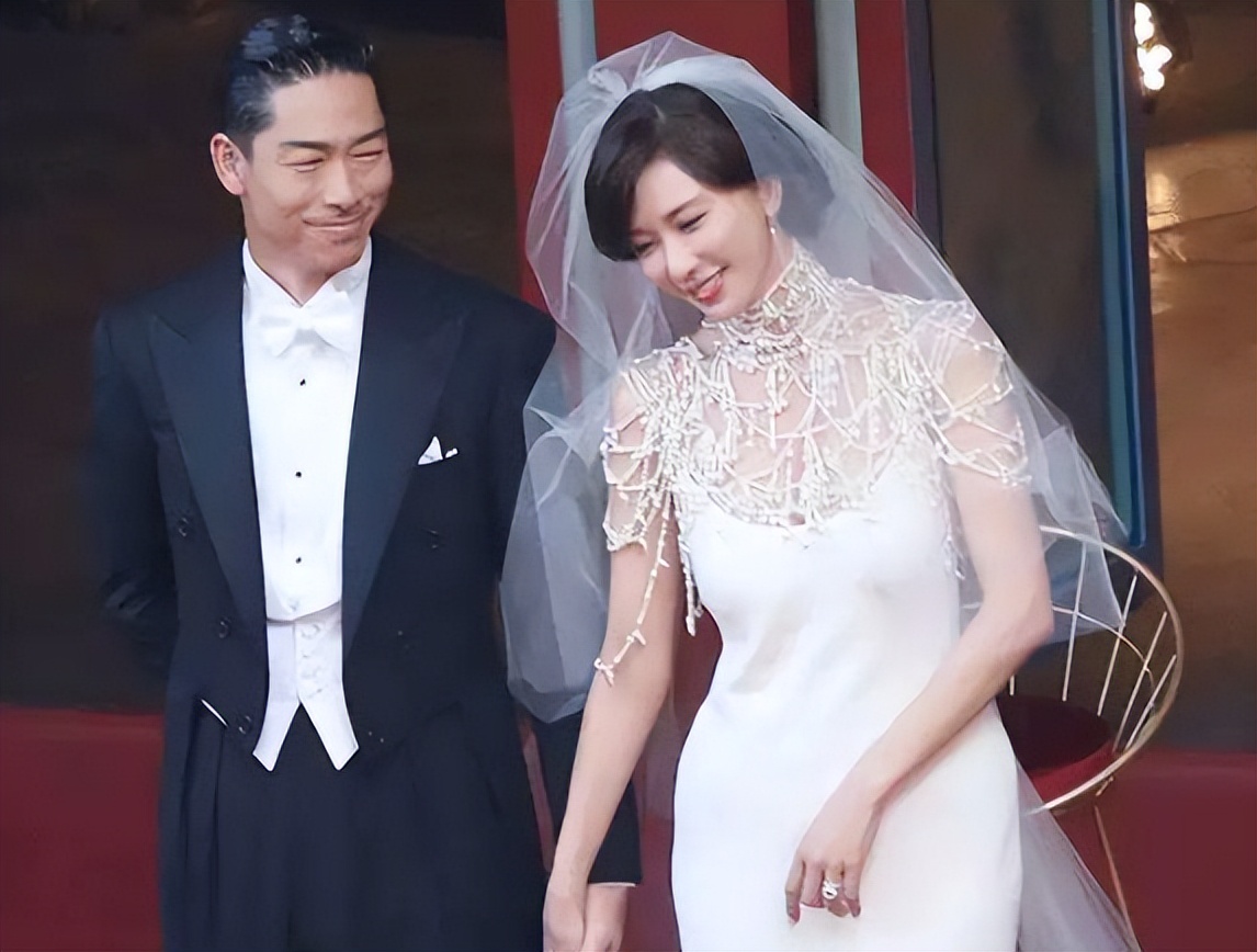 Lin Chiling's floral dress appeared to help her husband, with obvious ...