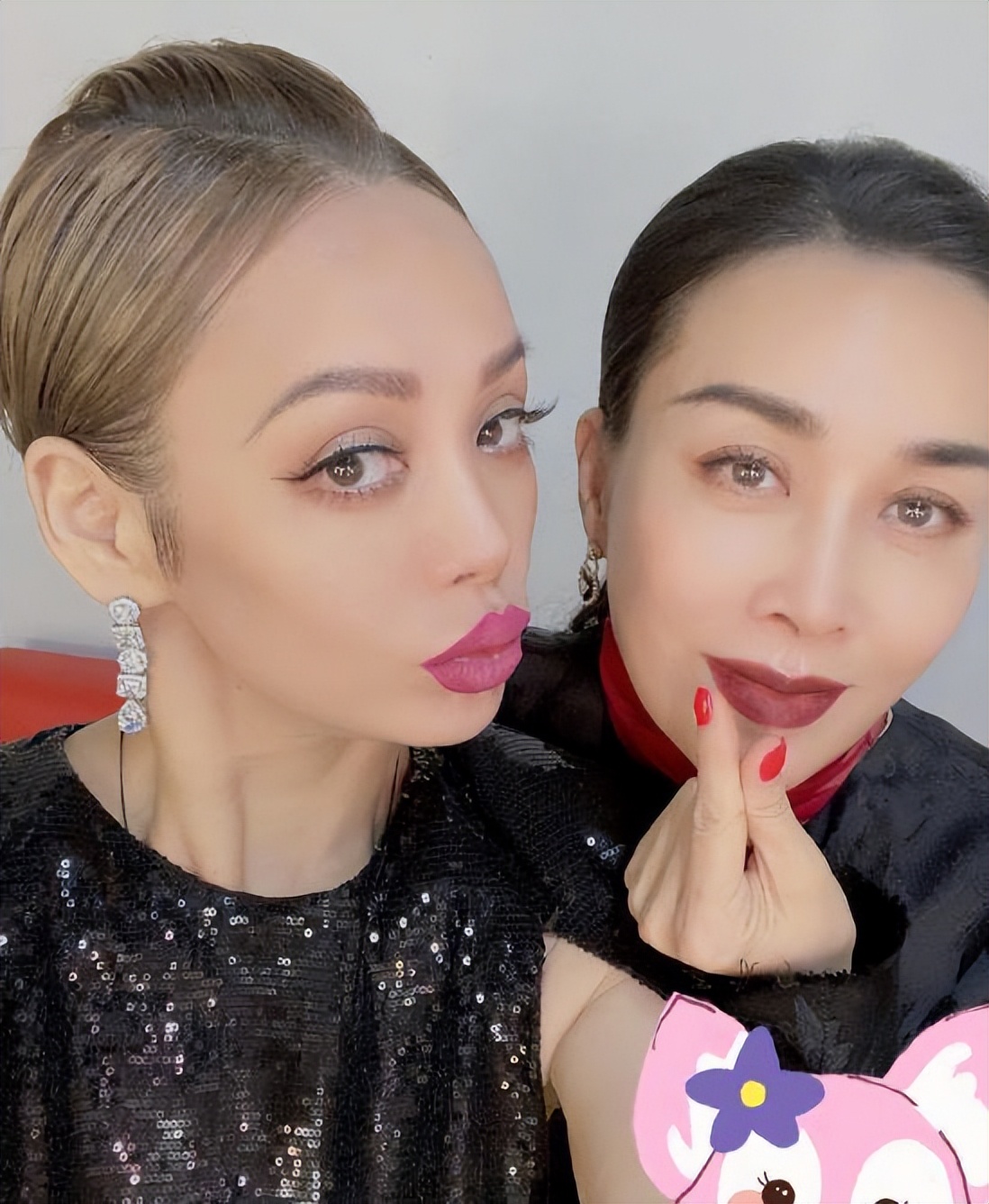 "Riding the Wind and Waves" was "bickering" on the first broadcast. Ning Jing praised Naying as ...