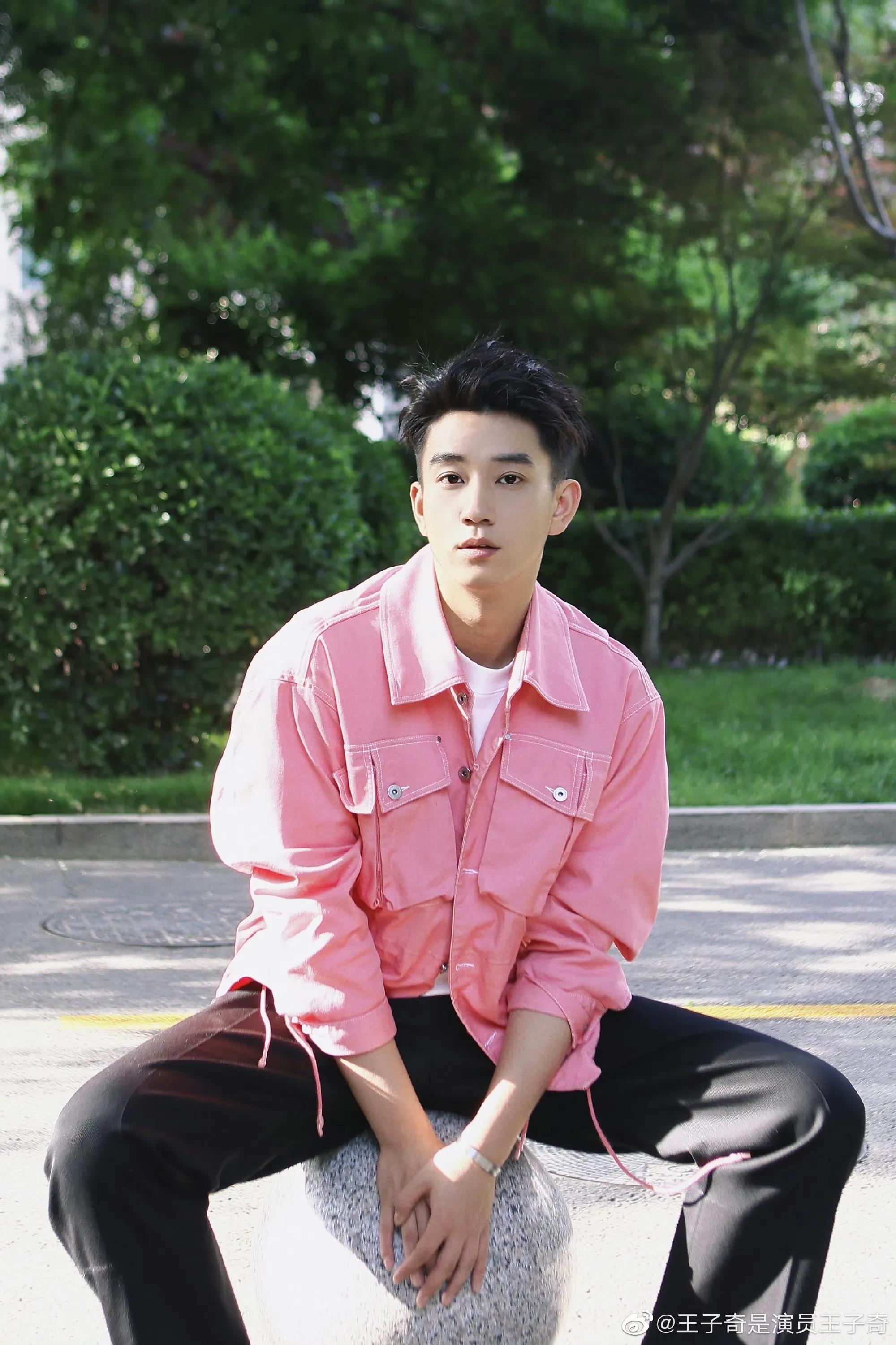 Domestic entertainment to be a new star: Wang Ziqi loses his favor because of his love affair ...