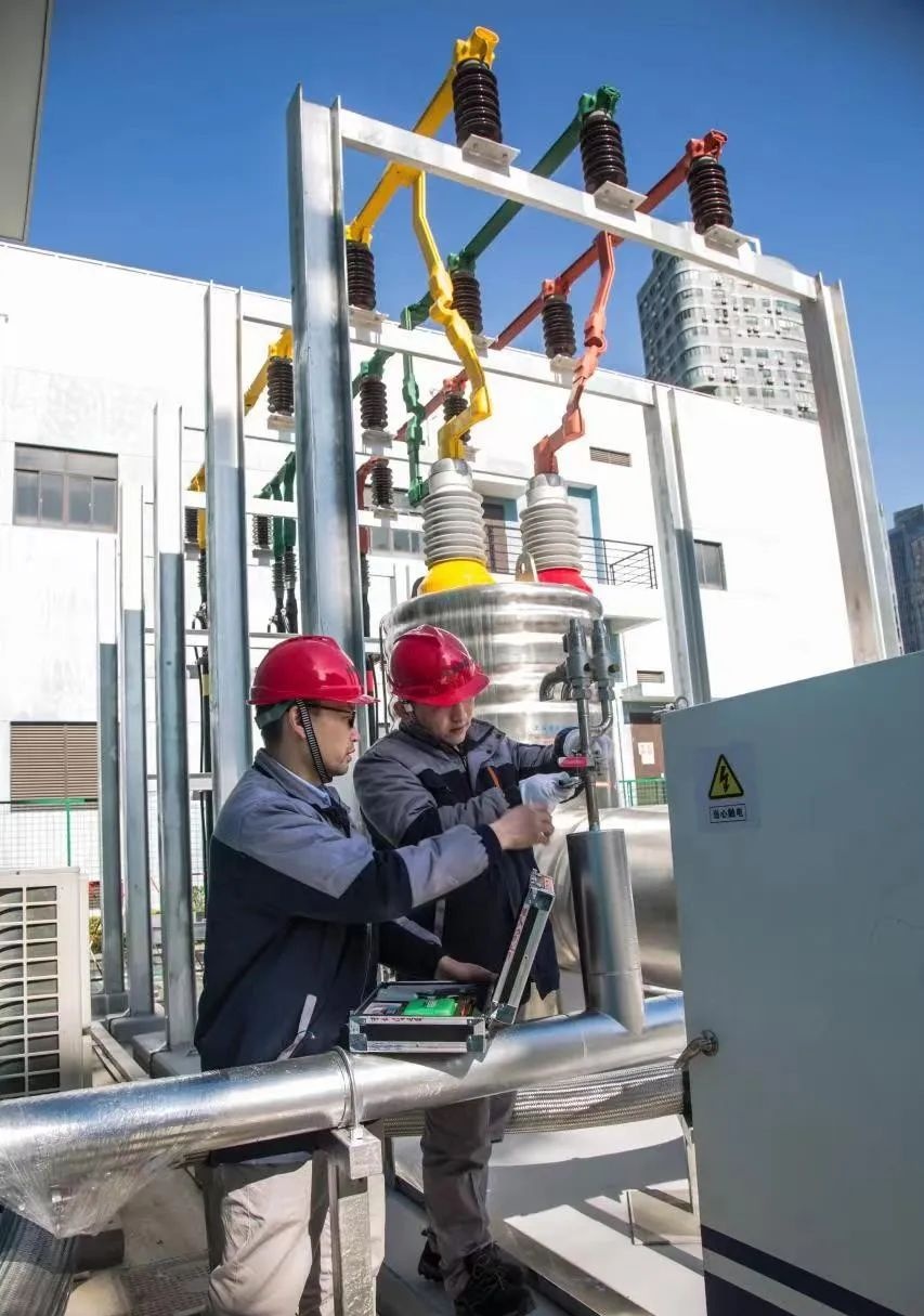 The power transmission is large and efficient. China's superconducting ...