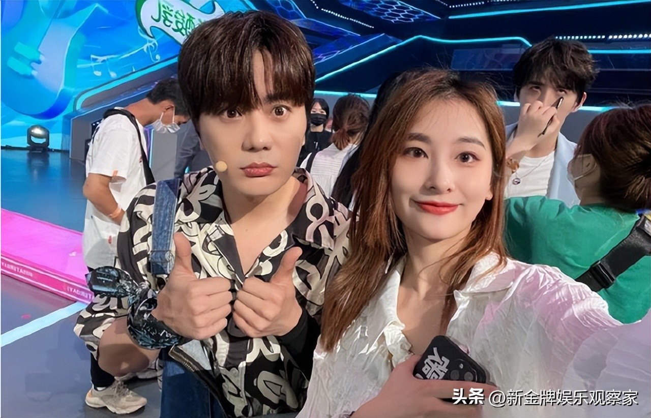 Lu Hu successfully proposed to his girlfriend Chen Zhaoxu. After Wei ...