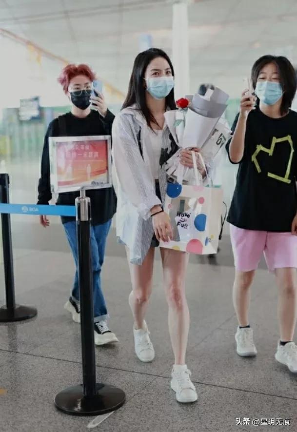 Tang Shiyi wore a striped shirt to show her beautiful legs at the ...