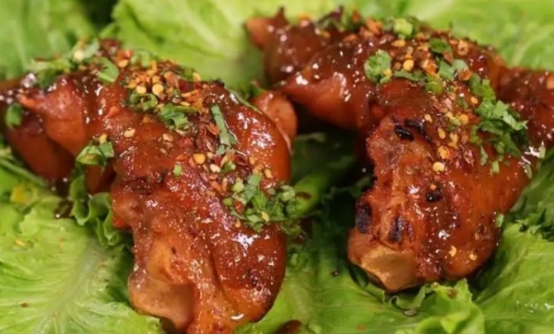 The magical practice of pig's trotters!The skin is firm and the meat is ...