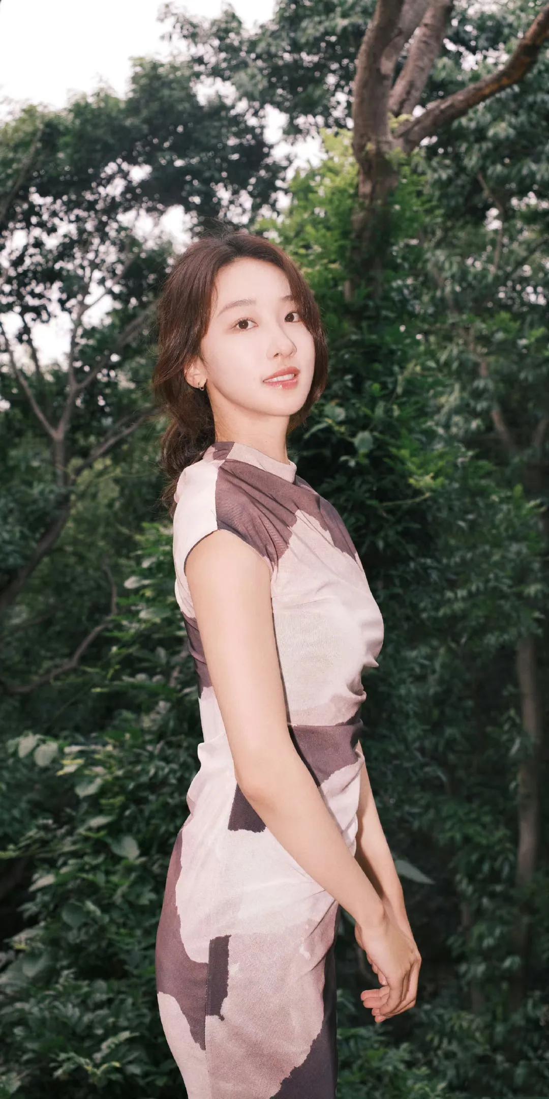 Xu Xiaohan, freshly dressed and in good shape, outdoor photo wallpaper album - iNEWS