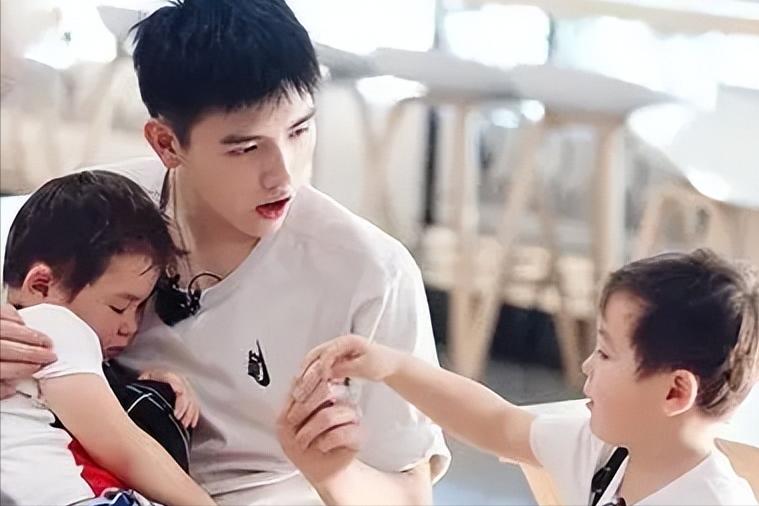 Kan Qingzi was successfully proposed, and the man was Qi Wei's boss? Netizen: The diamond ring ...