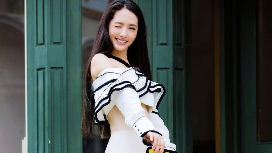 Small gossip: Li Naiwen, Liu Shishi, Yang Zi, Zhao Lusi, Chen Douling, Lu Han, Guo Biting, Wang ...