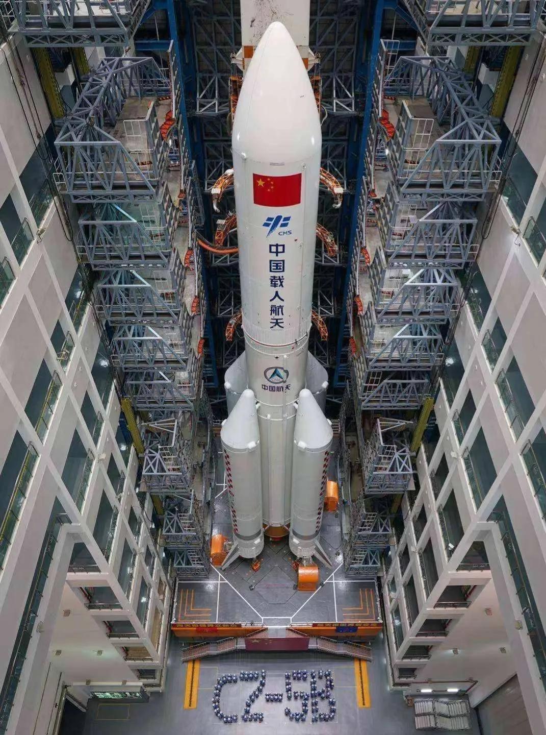 Comparing the two most powerful rockets in active service in the world ...