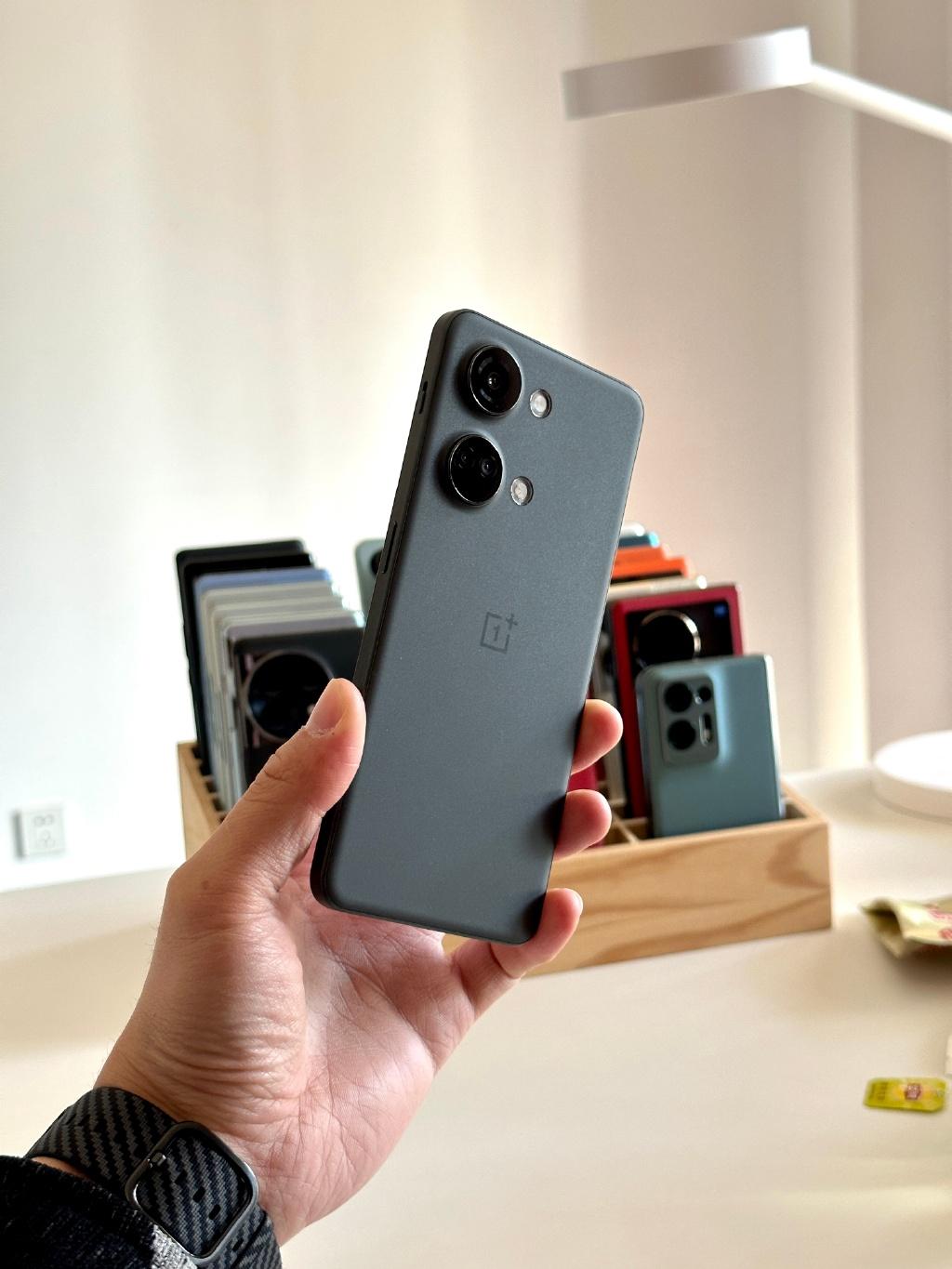 The left-handed iPhone and the right-hand OnePlus Ace2V, the dual ...