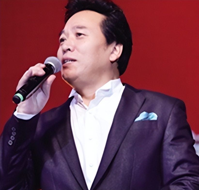 Singer Tong Tiexin: After the divorce, he raised his son alone. At the age of 40, he married a ...