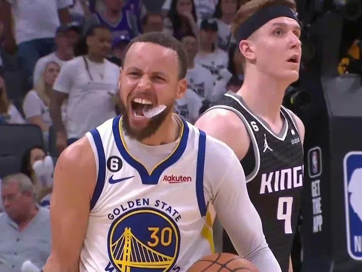 Model worker + rebounding king! Looney is Rodman Cole next to Curry to ...