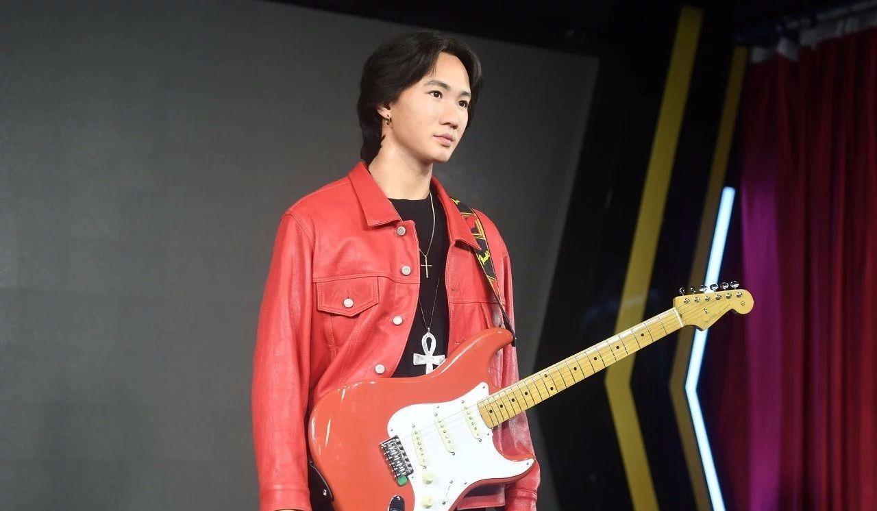 The 19-year-old Japanese female artist fell off the stage, the scene ...