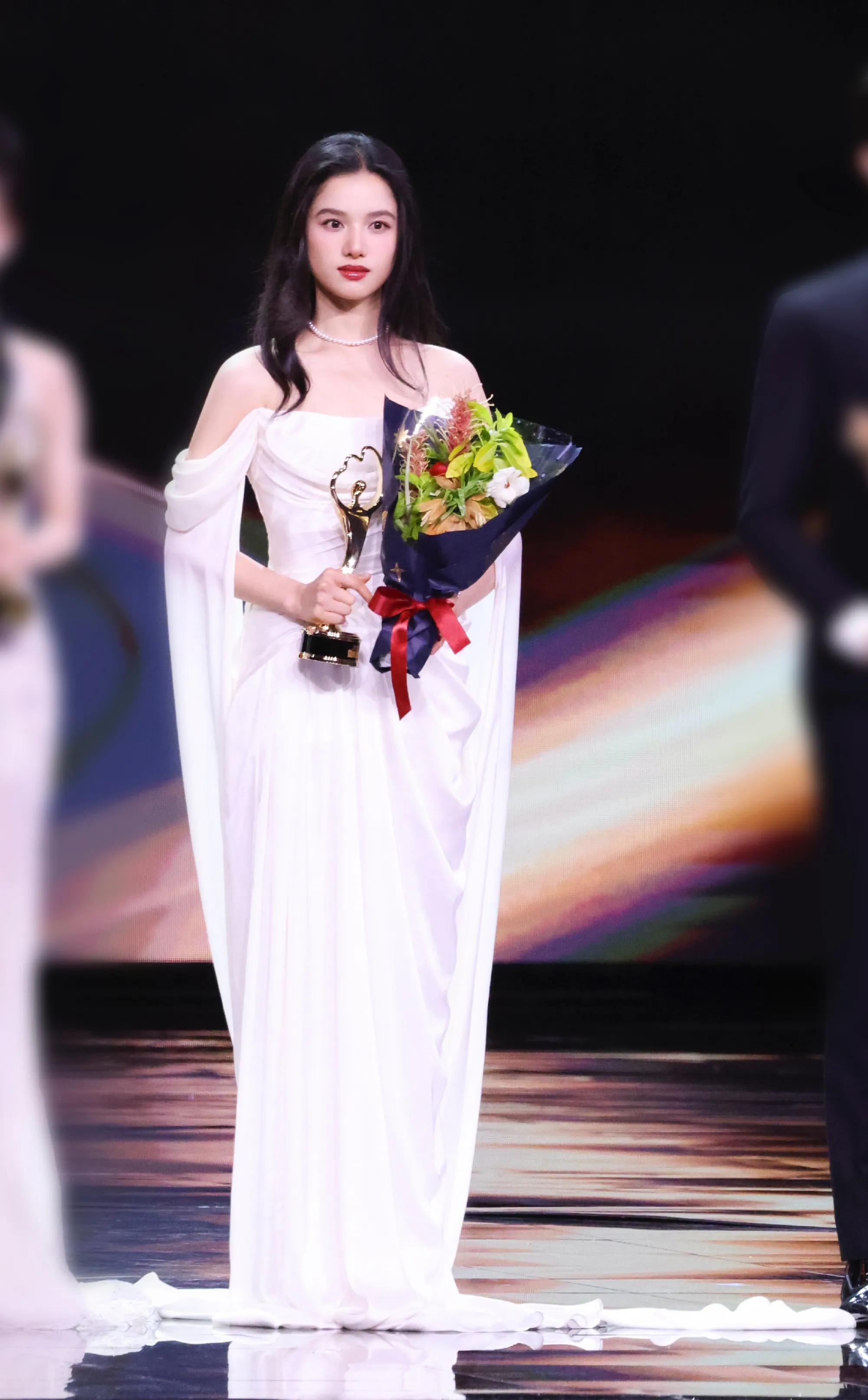 Zhang Jingyi's beautiful picture - iNEWS