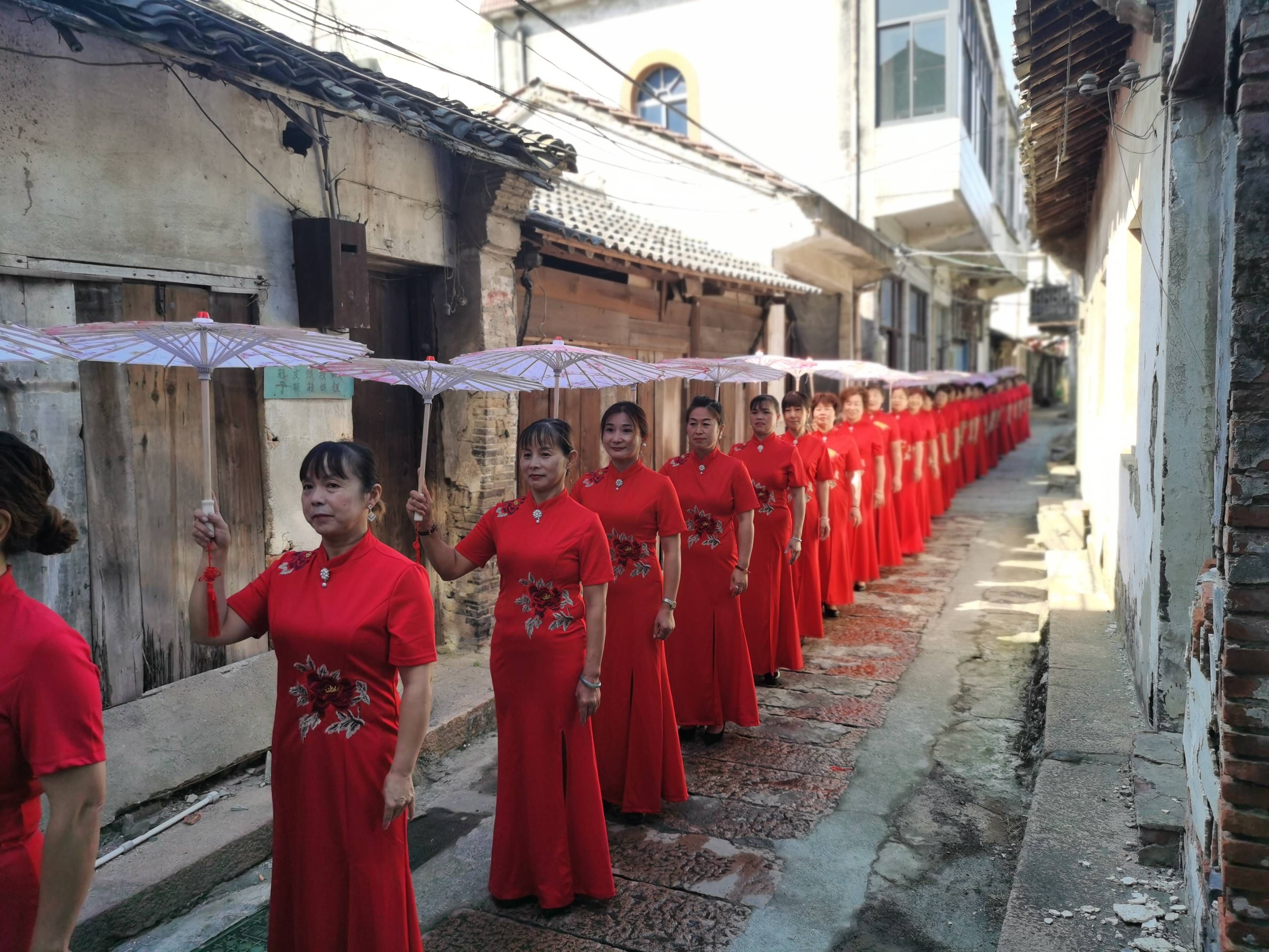 Amazing time, a cheongsam show walking in the ancient village - iNEWS