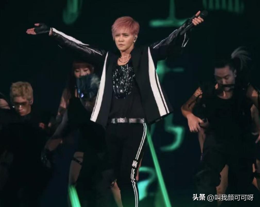 Hong Kong's top male singer Jiang Tao's concert, the two sang and ...