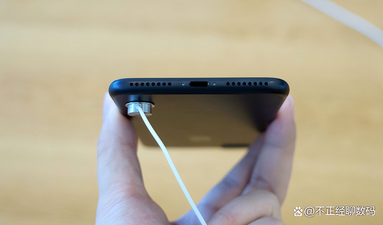 Admire the courage of Apple!That year, the 3.5mm headphone jack on the ...