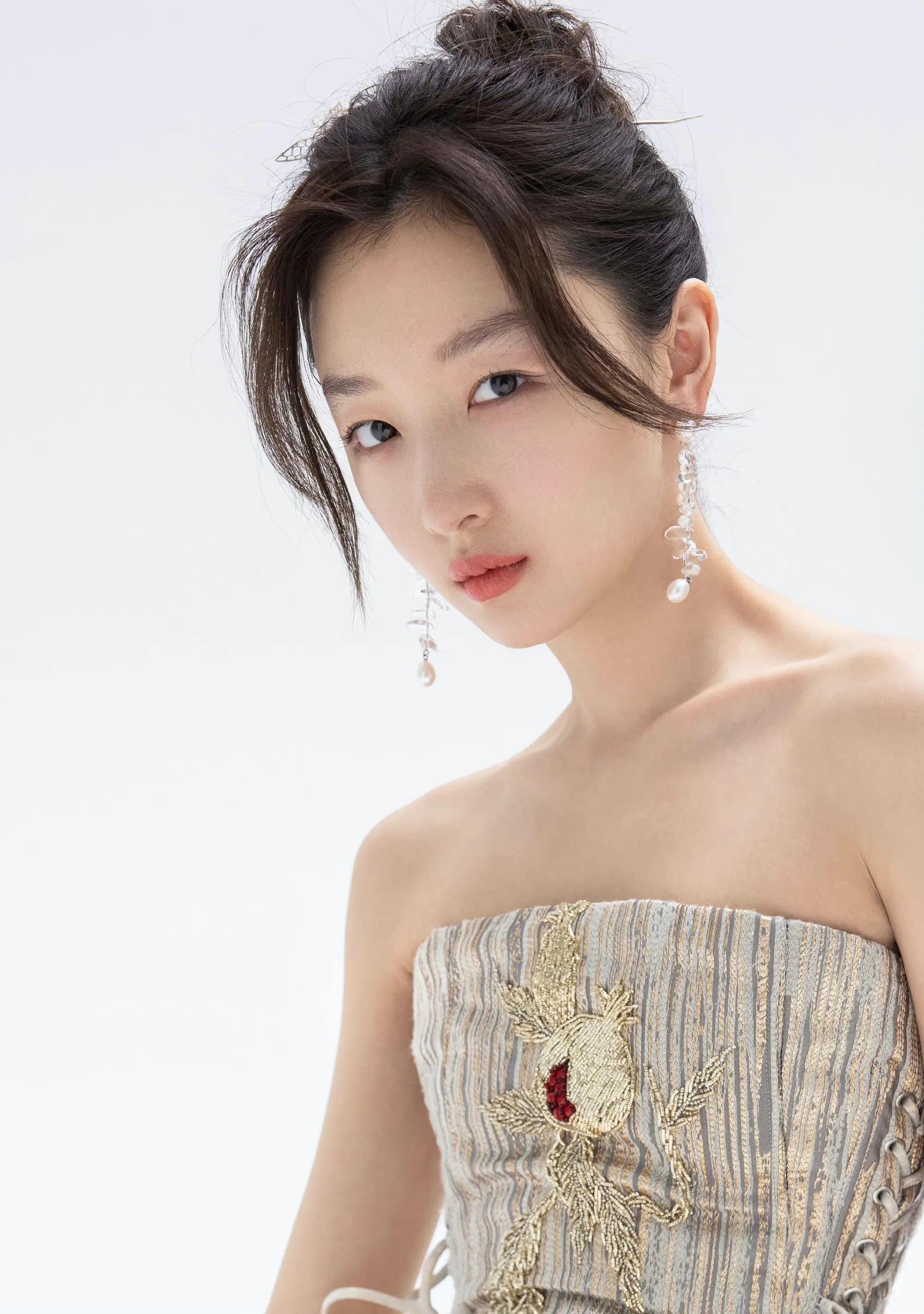 Zhou Dongyu's new look for brand activities, so beautiful and gentle ...