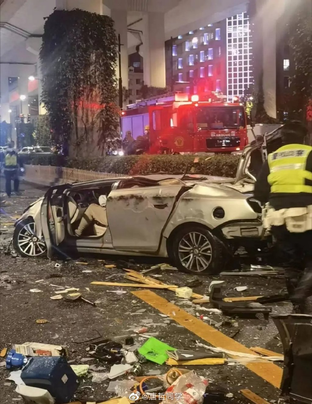 The car fell from the elevated, the scene was exposed, the car body was ...