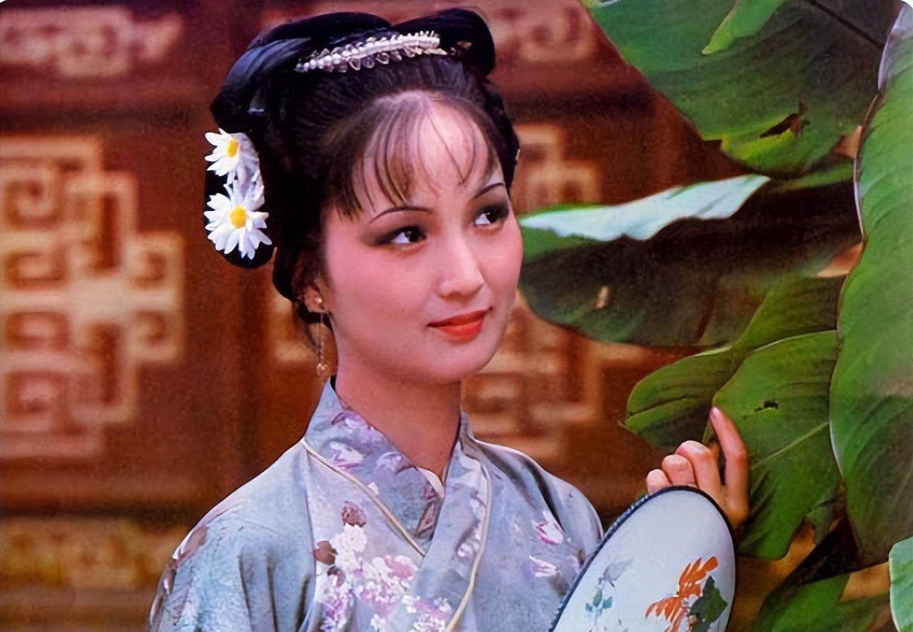 Jia Baoyu is unsympathetic. He sent flowers to two girls, but they are all other people's women ...