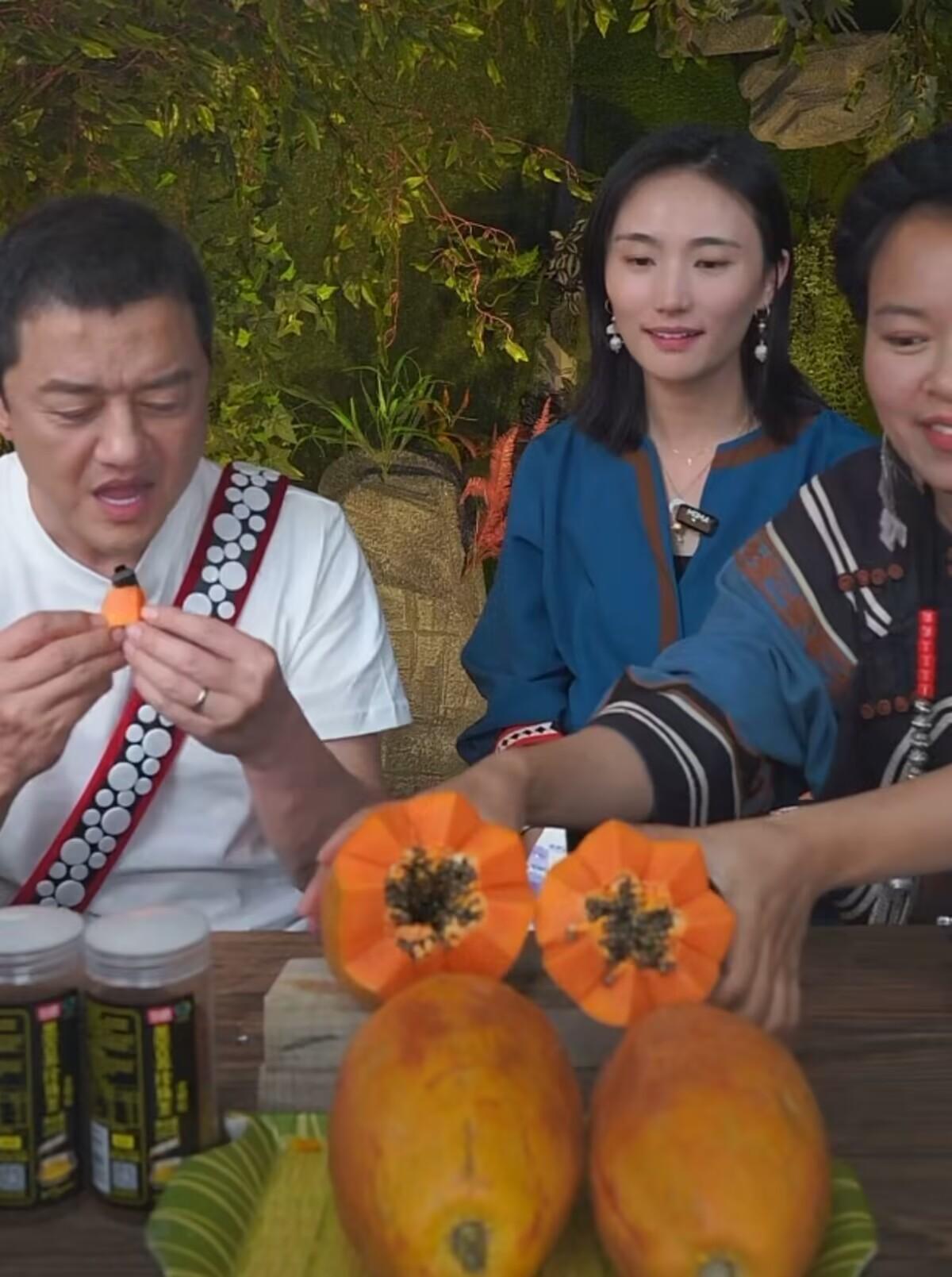 Li Yapeng and his wife brought goods together for the first time ...