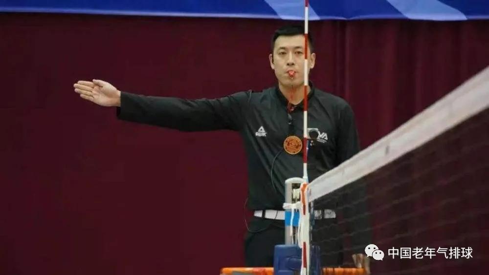 What are the responsibilities of the first referee in volleyball? - iNEWS