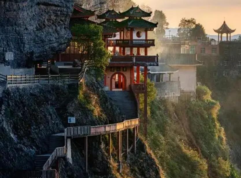 A temple built on a cliff, it is the "Hangkong Temple" in the south ...