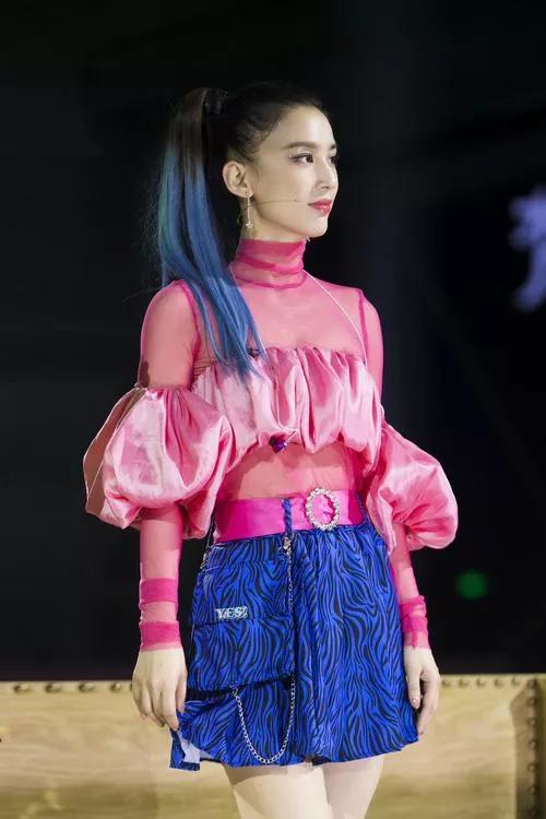 Another celebrity couple fell in love. Huang Shengyi wore hemp and ...