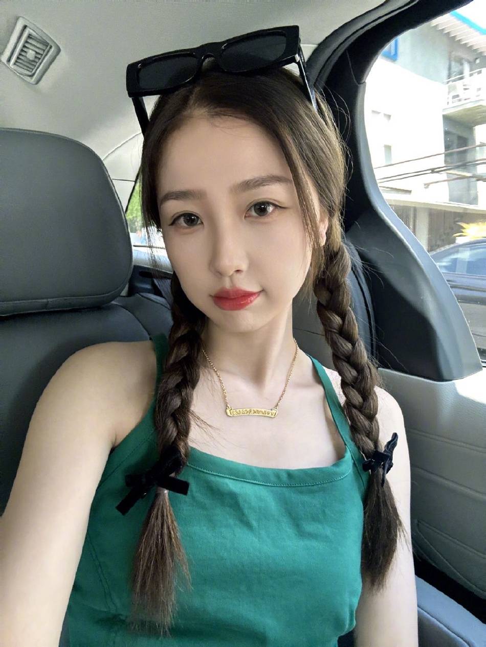 95 Xiaohua Yu Shuxin wears green suspenders for outings, with sweet and spicy double ponytails ...