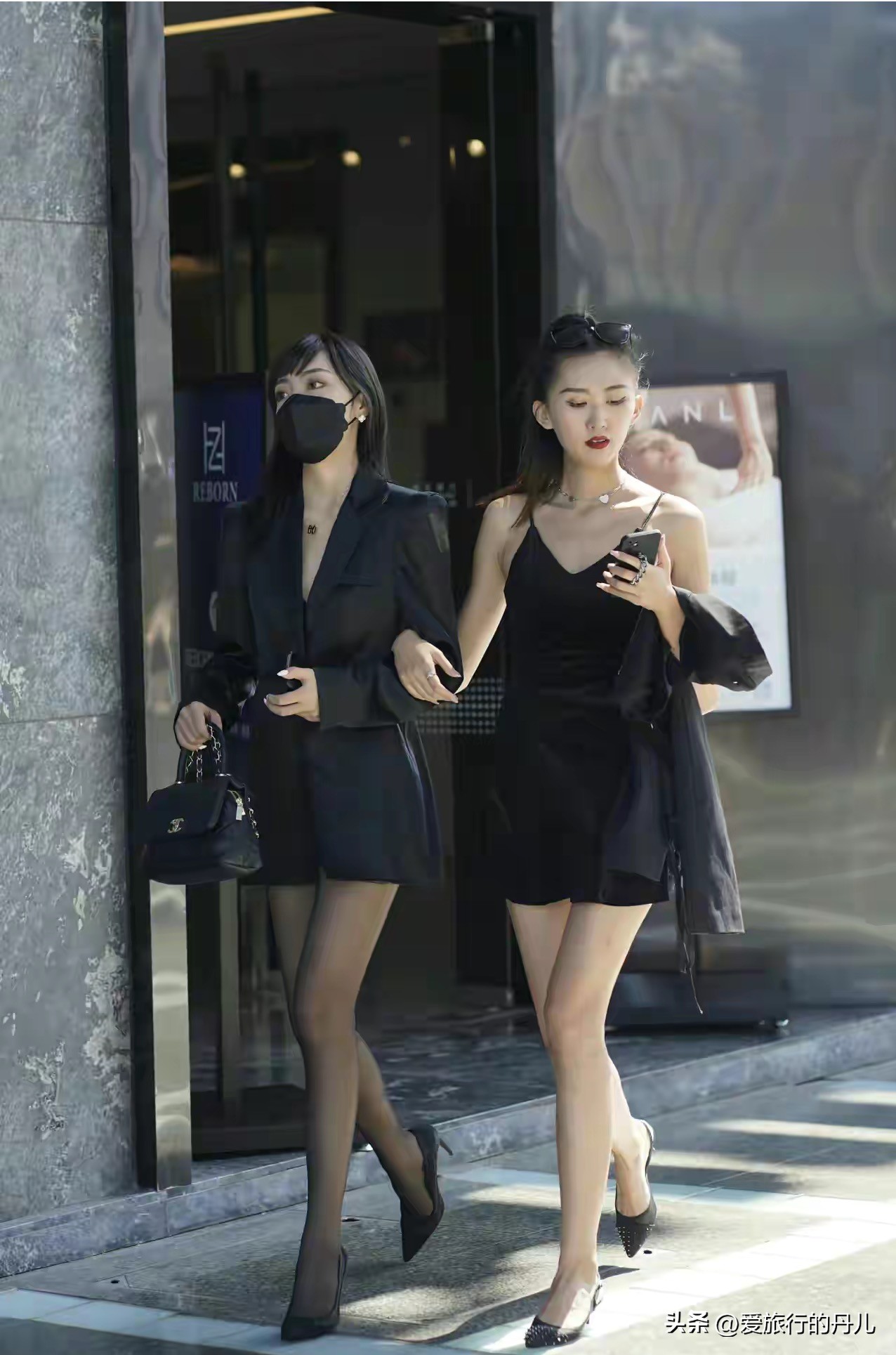 Black high-heeled shoes with a fishtail suspender skirt are sweet and ...