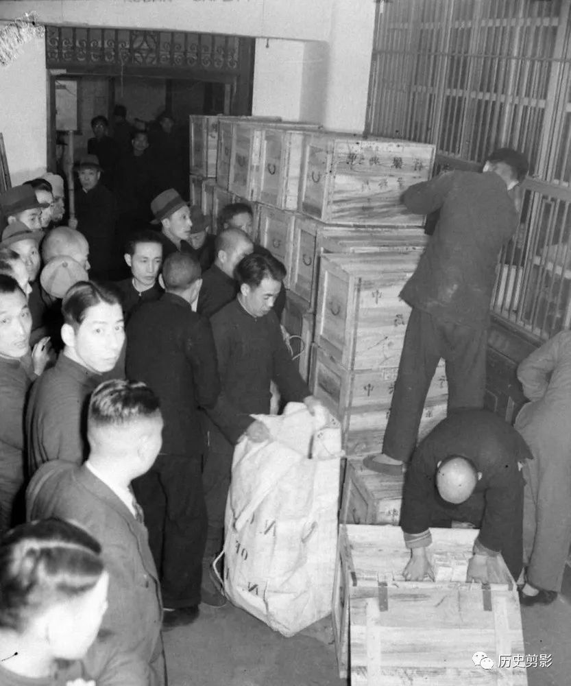 The People Under the Great Devaluation of Currency: The Salary Wonders ...