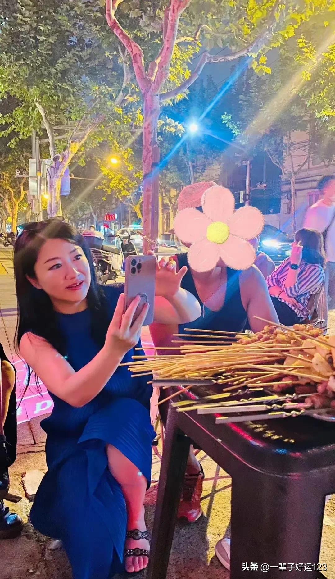 The sisters of the show, Yang Lei is sitting on the street and drinking ...