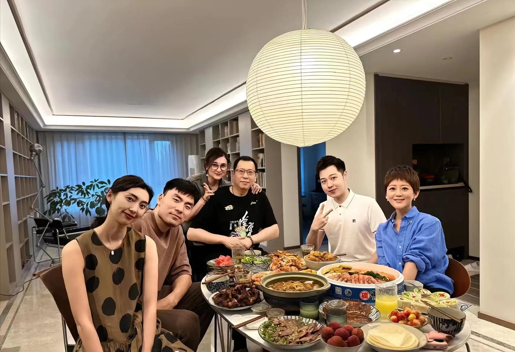 Li Xiaoxu and Wu Naiqun are reunited! The wife prepares the dishes, and the 12 dishes are rich ...
