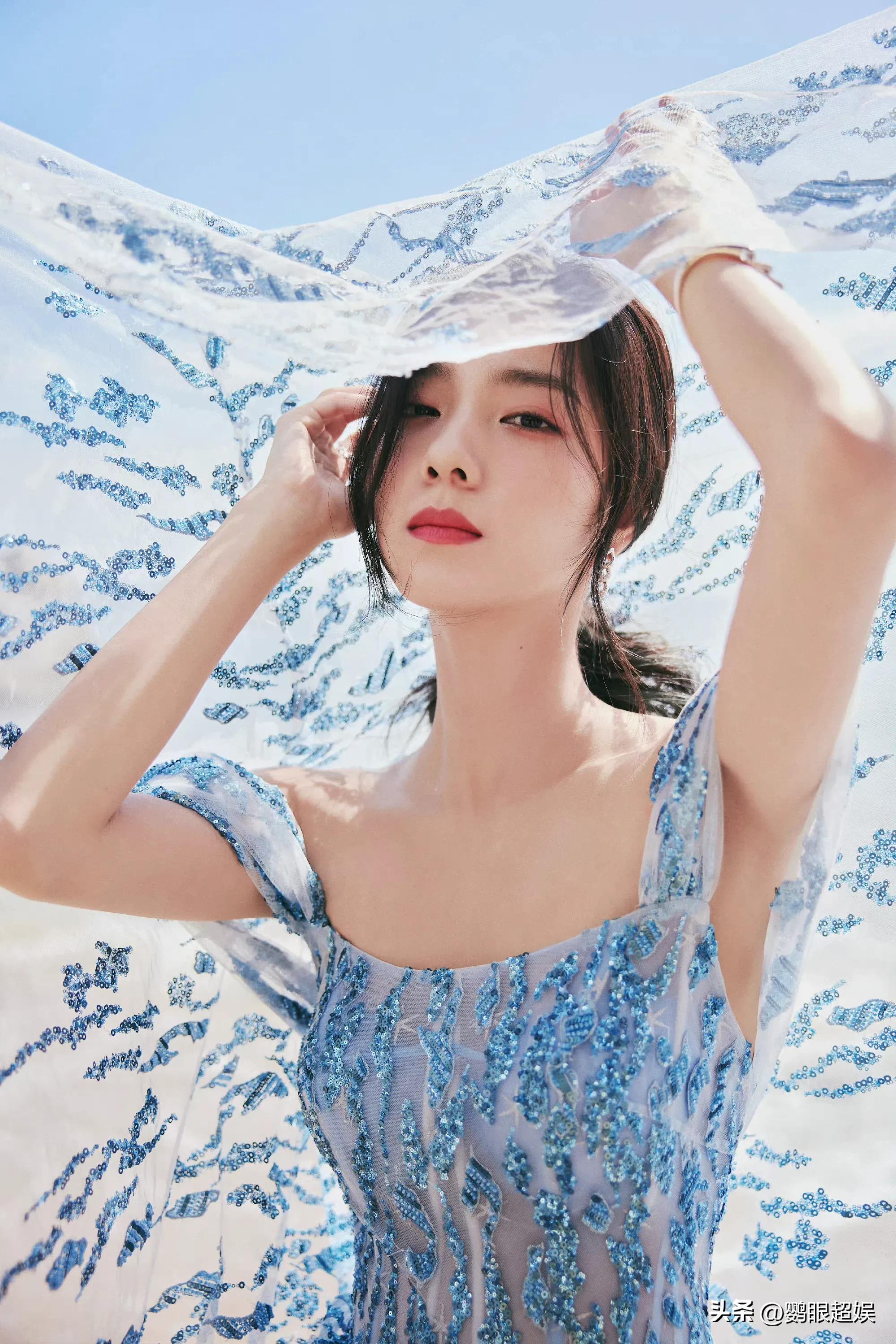 Zhuang Dafei's tube top blue gauze skirt, the new look is so fairy and ...